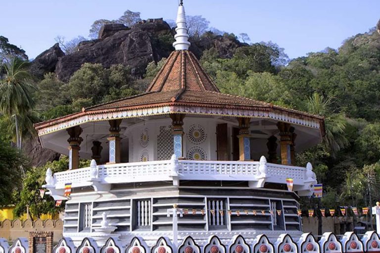 Dimbulagala Raja Maha Viharaya | Attractions in Sri lanka