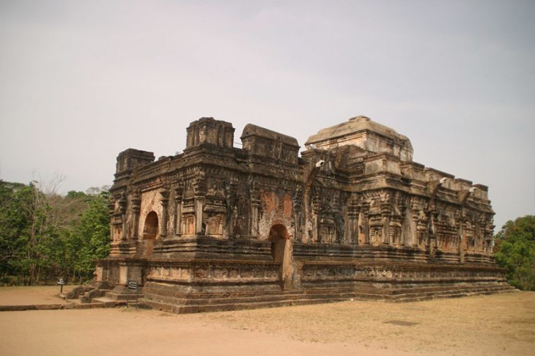 Thuparama Gedige | Attractions in Sri lanka