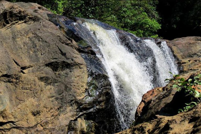 Menik Ganga Dunhinda Falls | Attractions in Sri lanka